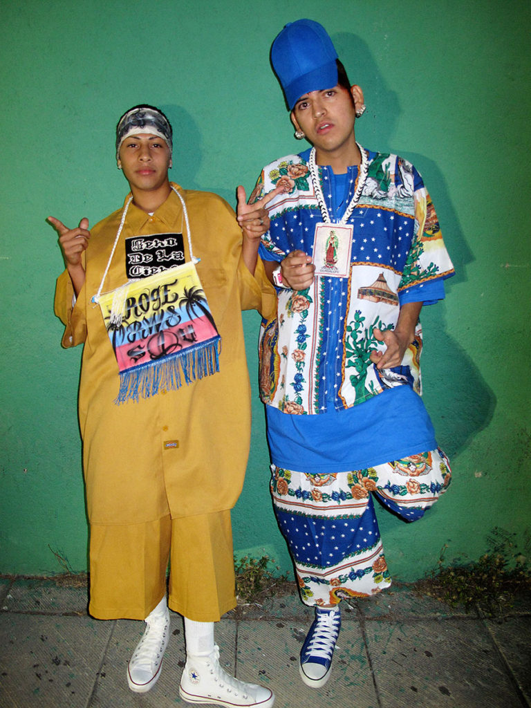 LOS CHOLOMBIANOS Y SU FASHION BASTARDO CUMBIATROPICAL