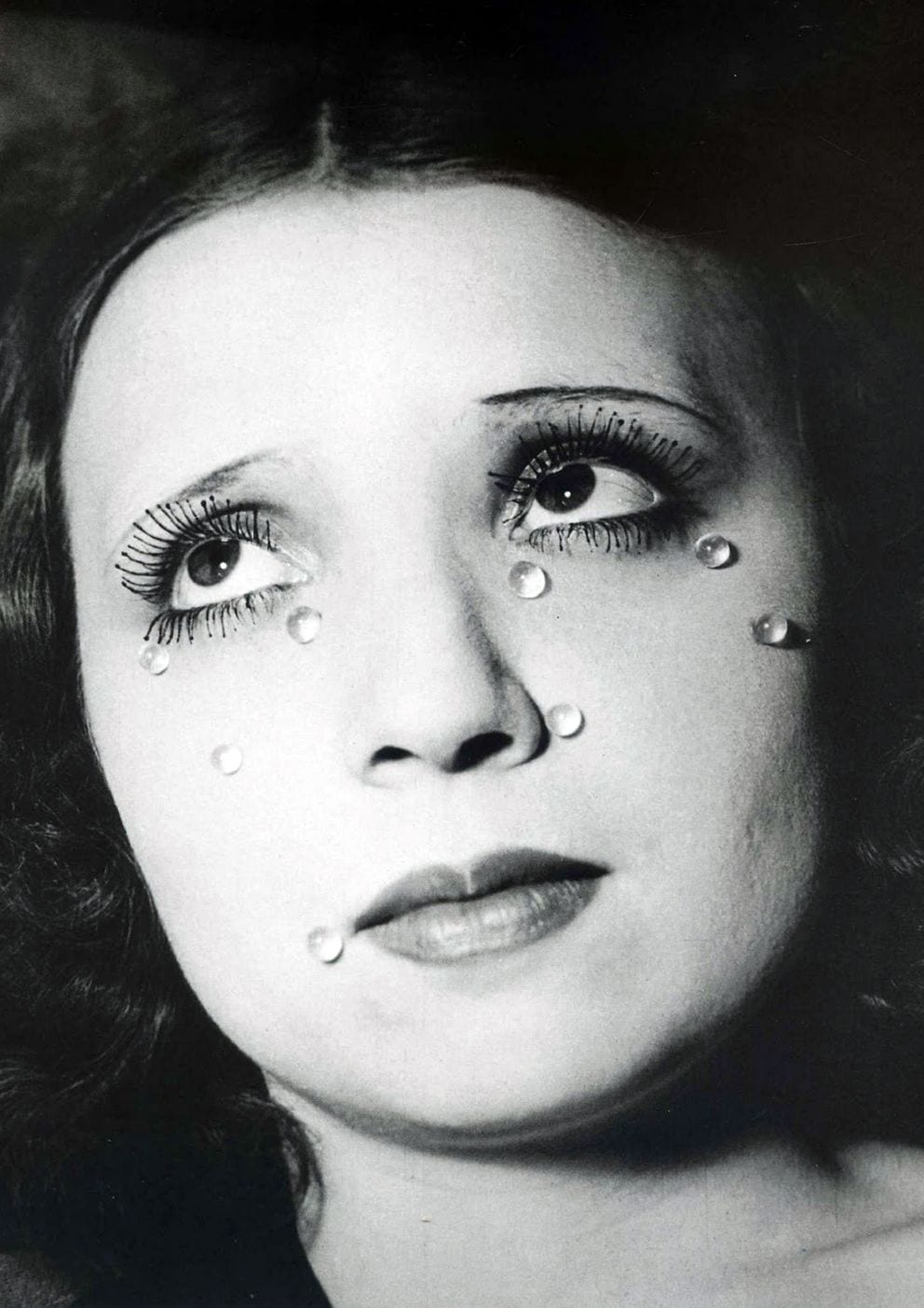 MAN RAY: EL FOTÓGRAFO DEL SURREALISMO