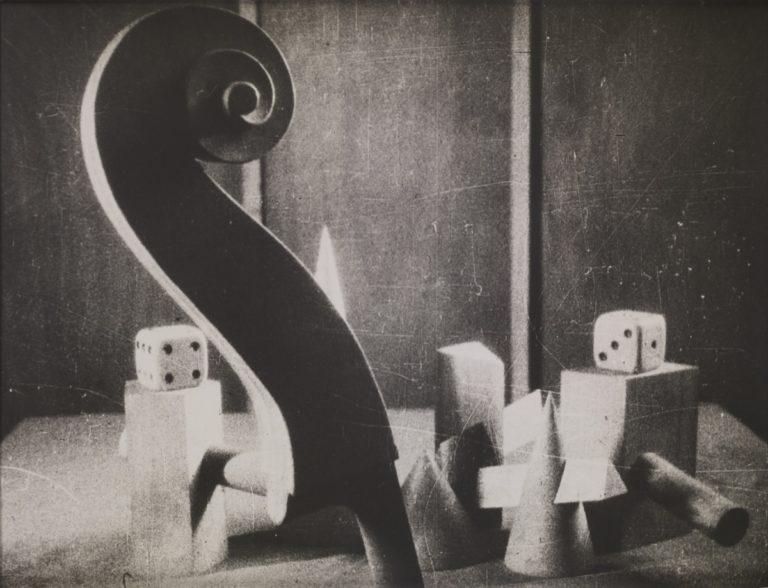 MAN RAY: EL FOTÓGRAFO DEL SURREALISMO