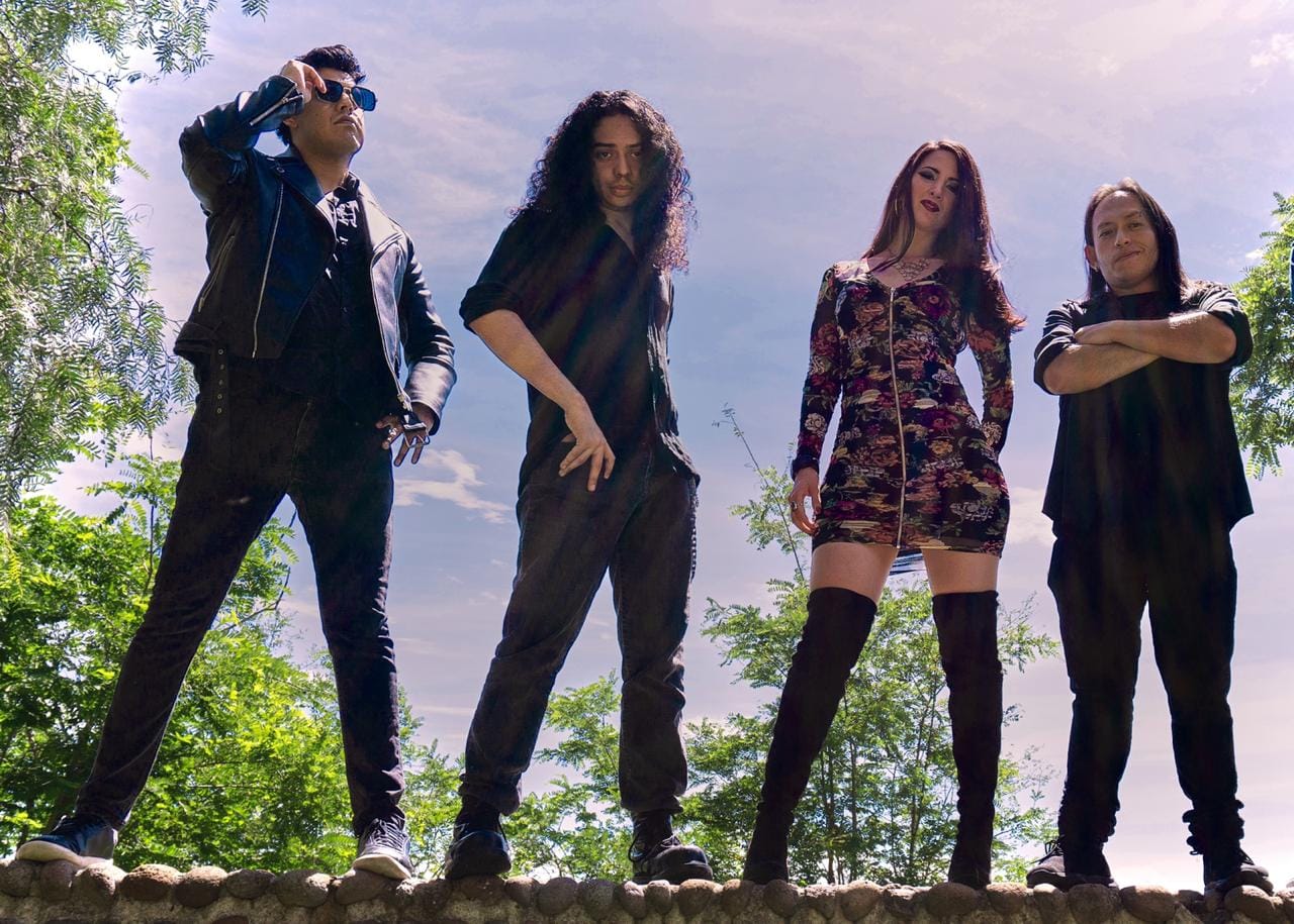 MUJERES MEXICANAS AL FRENTE DE BANDAS DE METAL