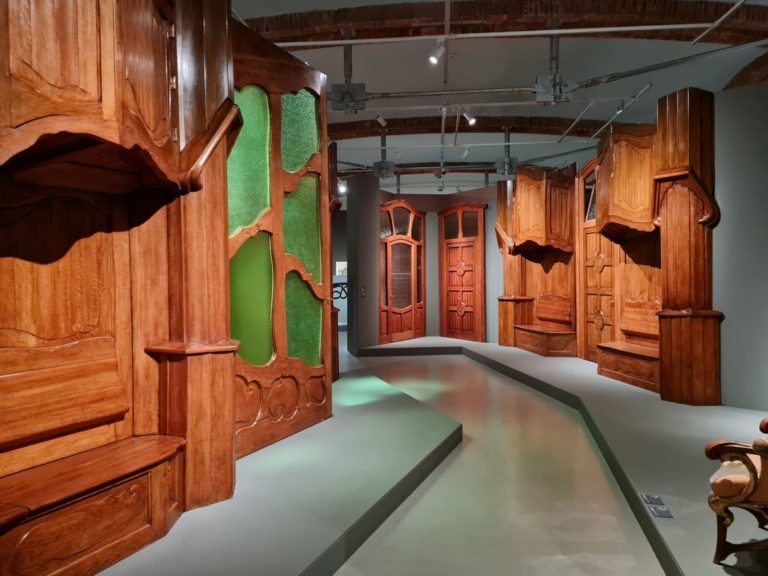 Antoni Gaudí: Mobiliario diseñado por el famoso arquitecto